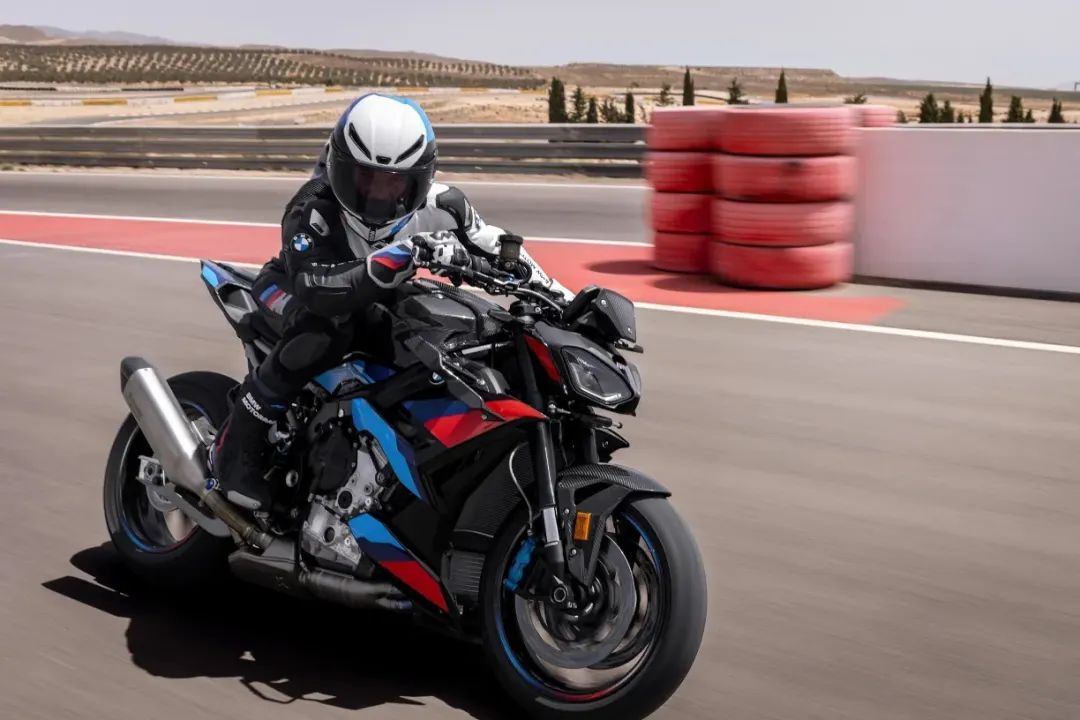 宝马发布新款S/M 1000R、S/M 1000RR，统一大灯、最大马力218匹-新浪汽车