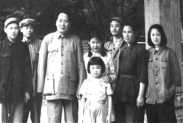 很有意思的照片，毛主席的两个女儿第一次合影，李讷好像不大高兴|毛主席|李讷|李敏_新浪新闻