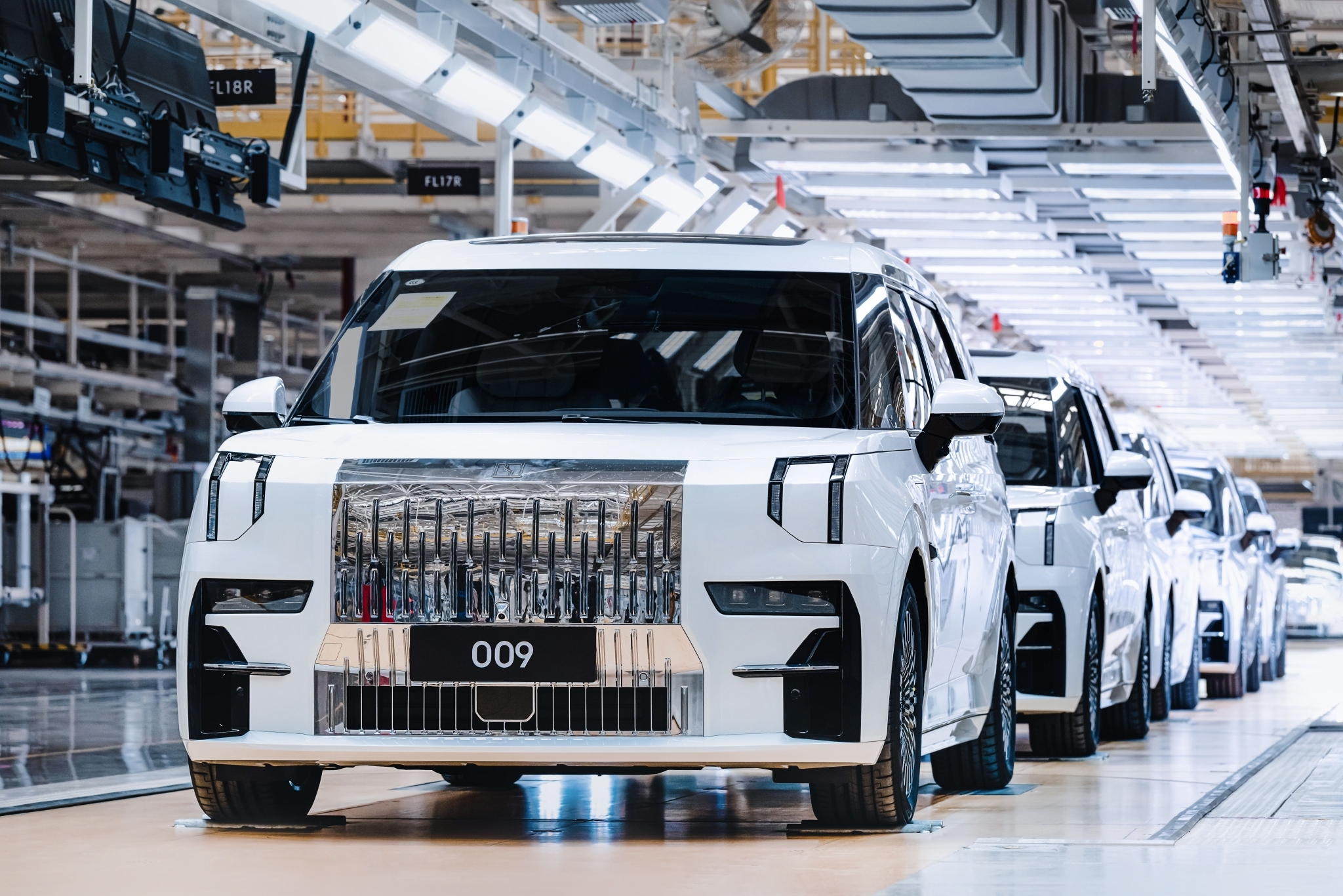 极氪 009 从去年底发布，到今天开启首批交付，只用了 76 天……