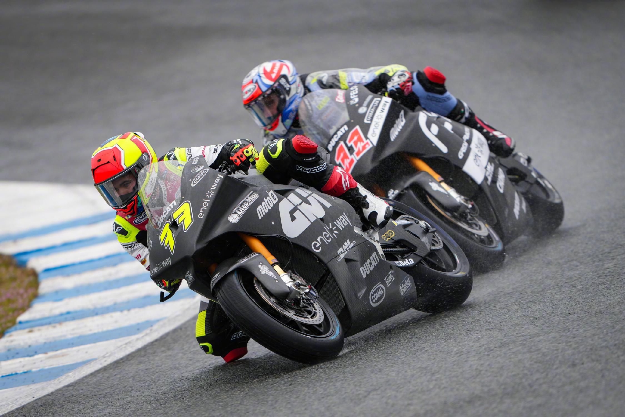 图为电动摩托车Moto E在西班牙赫雷斯赛道进行测试……__财经头条