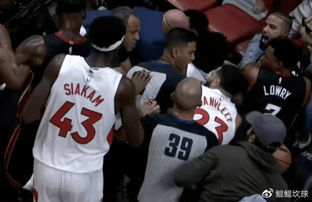 NBA爆发激烈冲突！2人打架双双被驱逐，球迷起哄看热闹不嫌事大