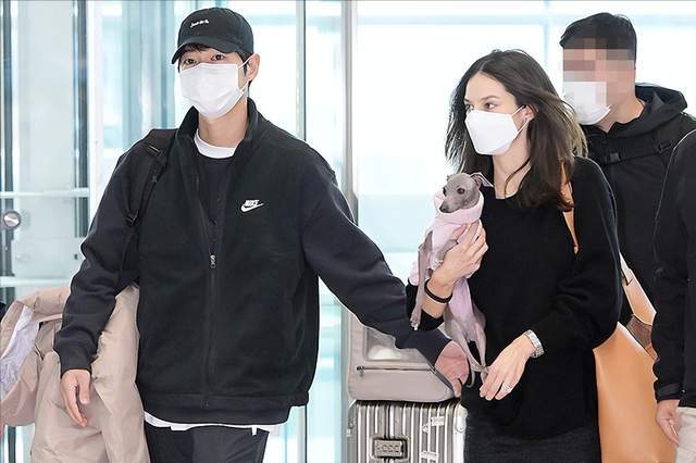 宋仲基婚后首度与妻子亮相，皮肤状态堪比小鲜肉，却因腿长被调侃