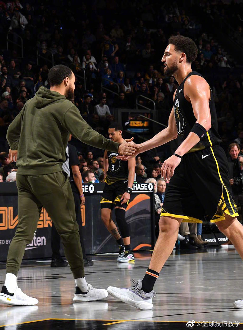 这人不上场在替补席倒是挺忙的__财经头条