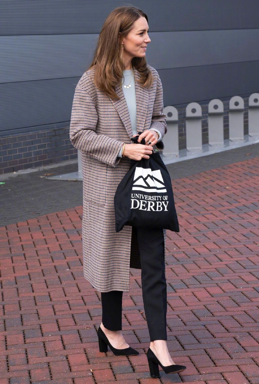 在英格兰拜访德比大学的凯特王妃Kate Middleton