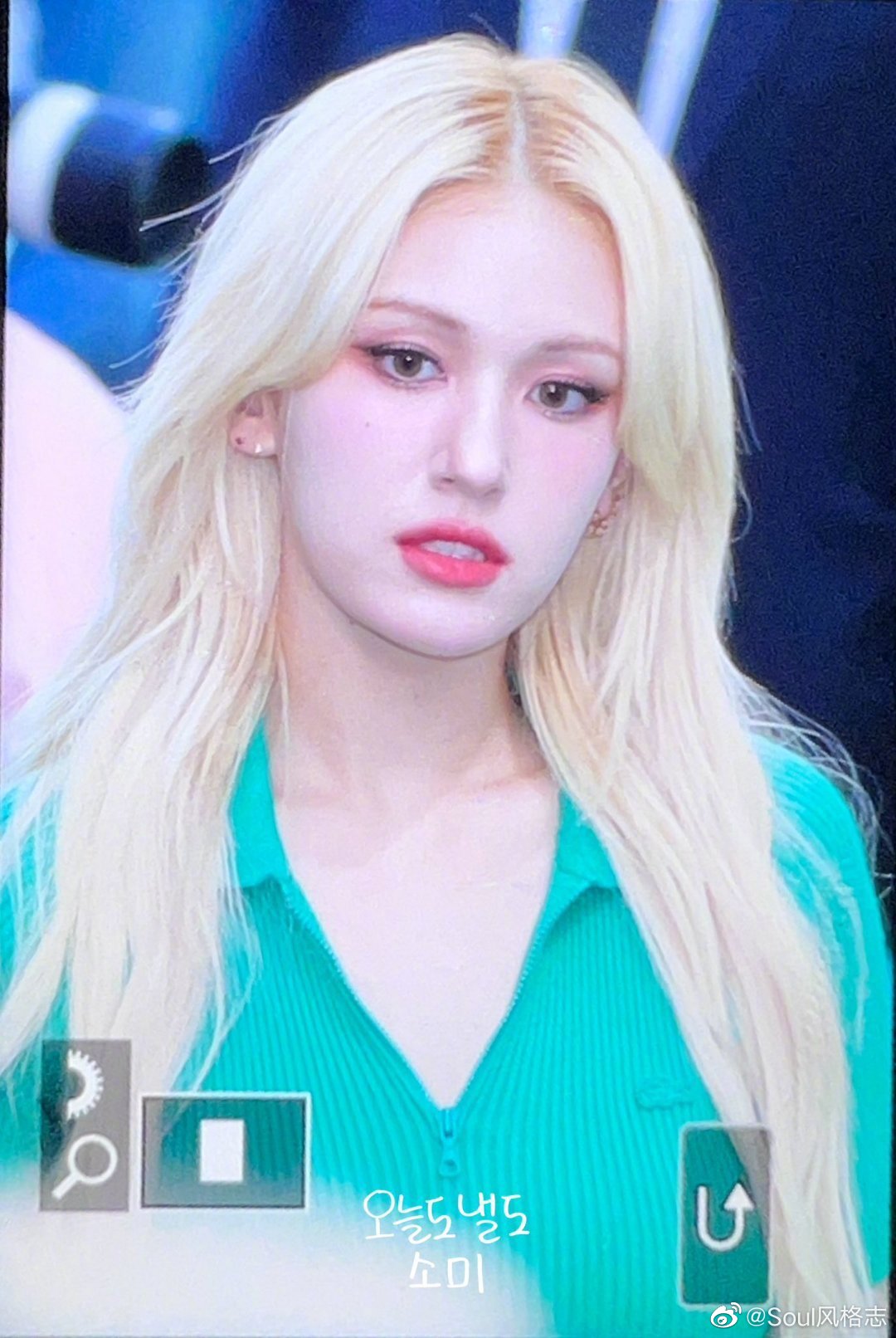 SOMI今日活动造型 绿色针织连衣裙凸显好身材……__财经头条