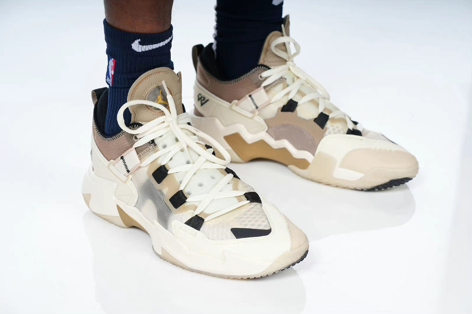 今日Getty上又分享了一组媒体日拍摄定妆照的球鞋照片……__财经头条