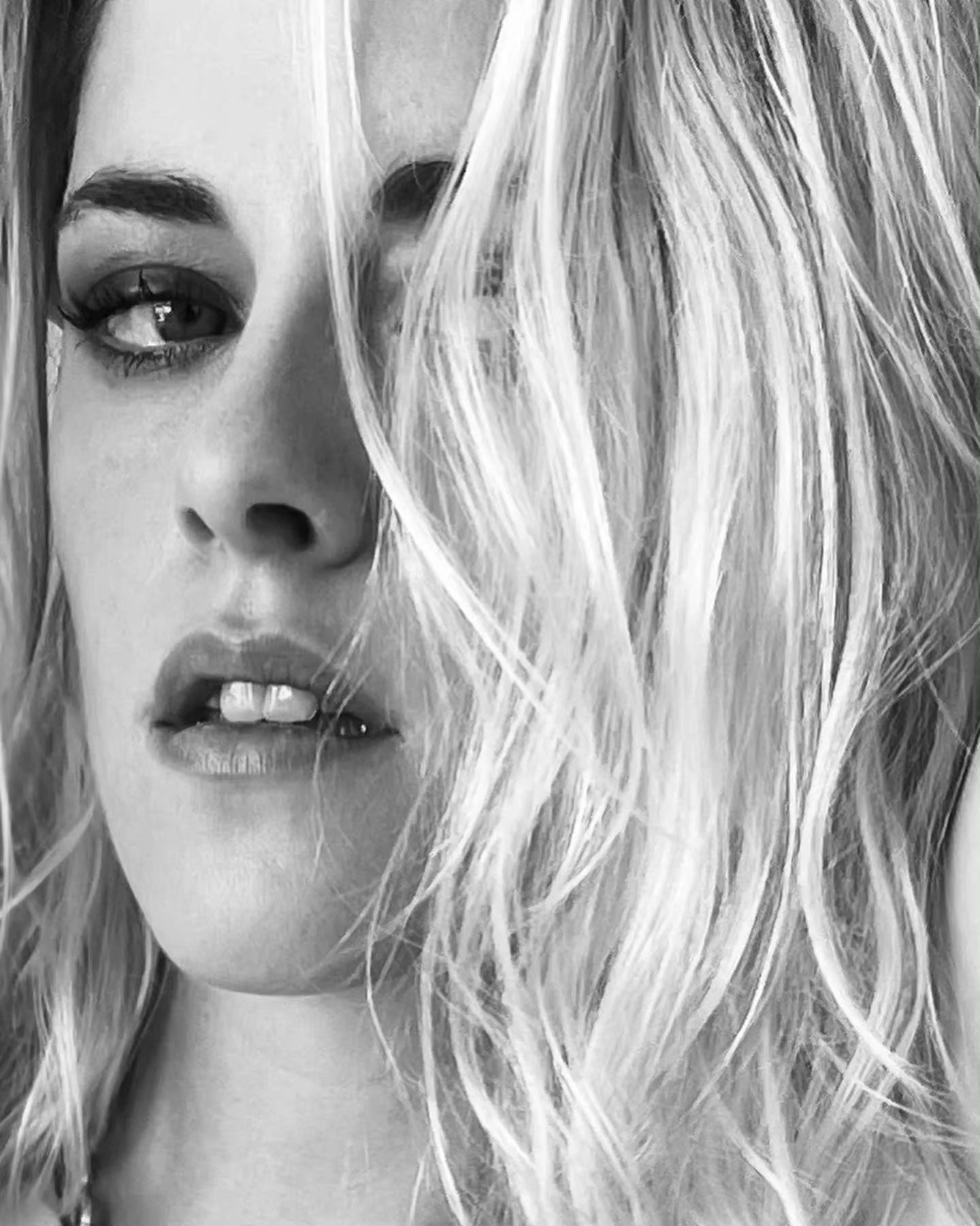 克里斯汀·斯图尔特 Kristen Stewart 抵达，第一组写真释出！__财经头条