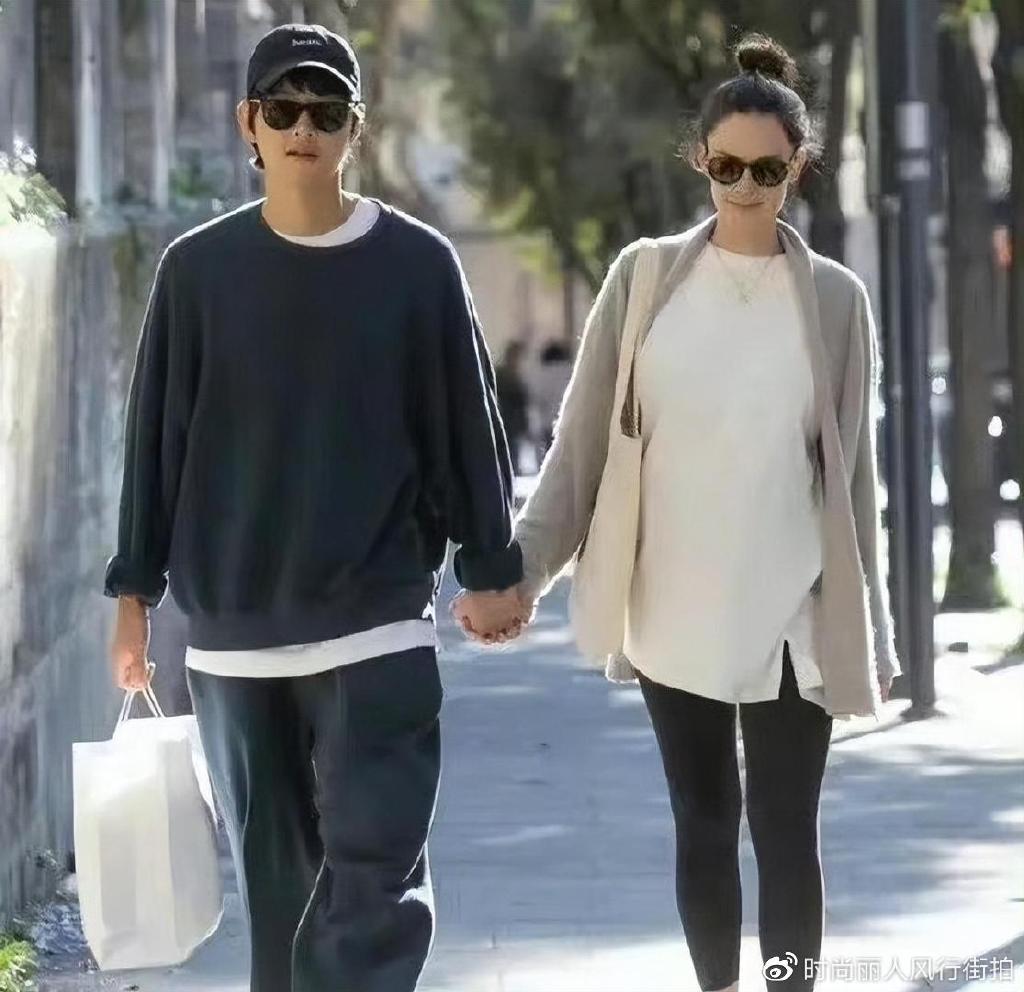 宋仲基越来越高调！和外国妻子公开秀恩爱，妻子挺大肚又美又嫩__财经头条