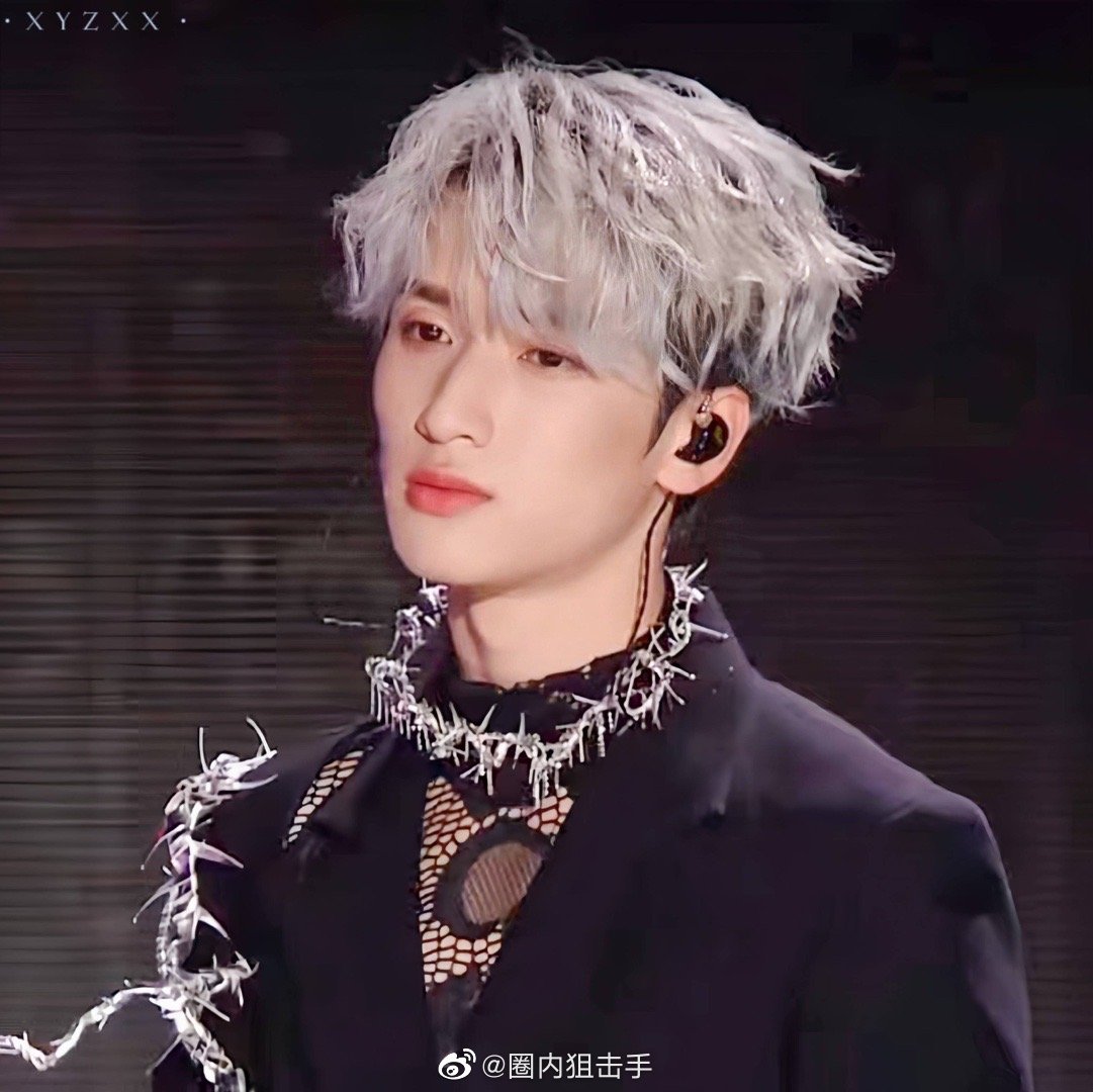 严浩翔演唱会造型也太酷了吧，真的是彻底鲨疯了……__财经头条