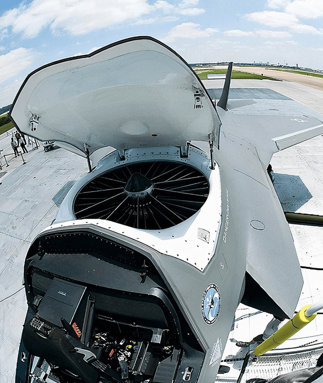 美国的F--35B战斗机在起飞和降落时，为啥把座舱舱盖打开？