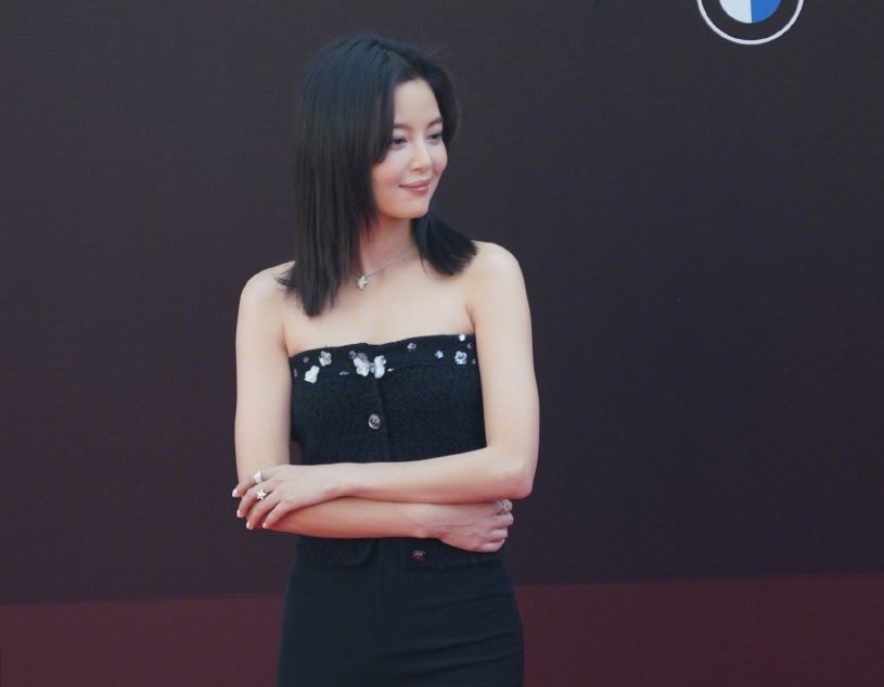 8月4日，现身西宁出席第十六届FIRST青年电影展闭幕式红毯的……__财经头条