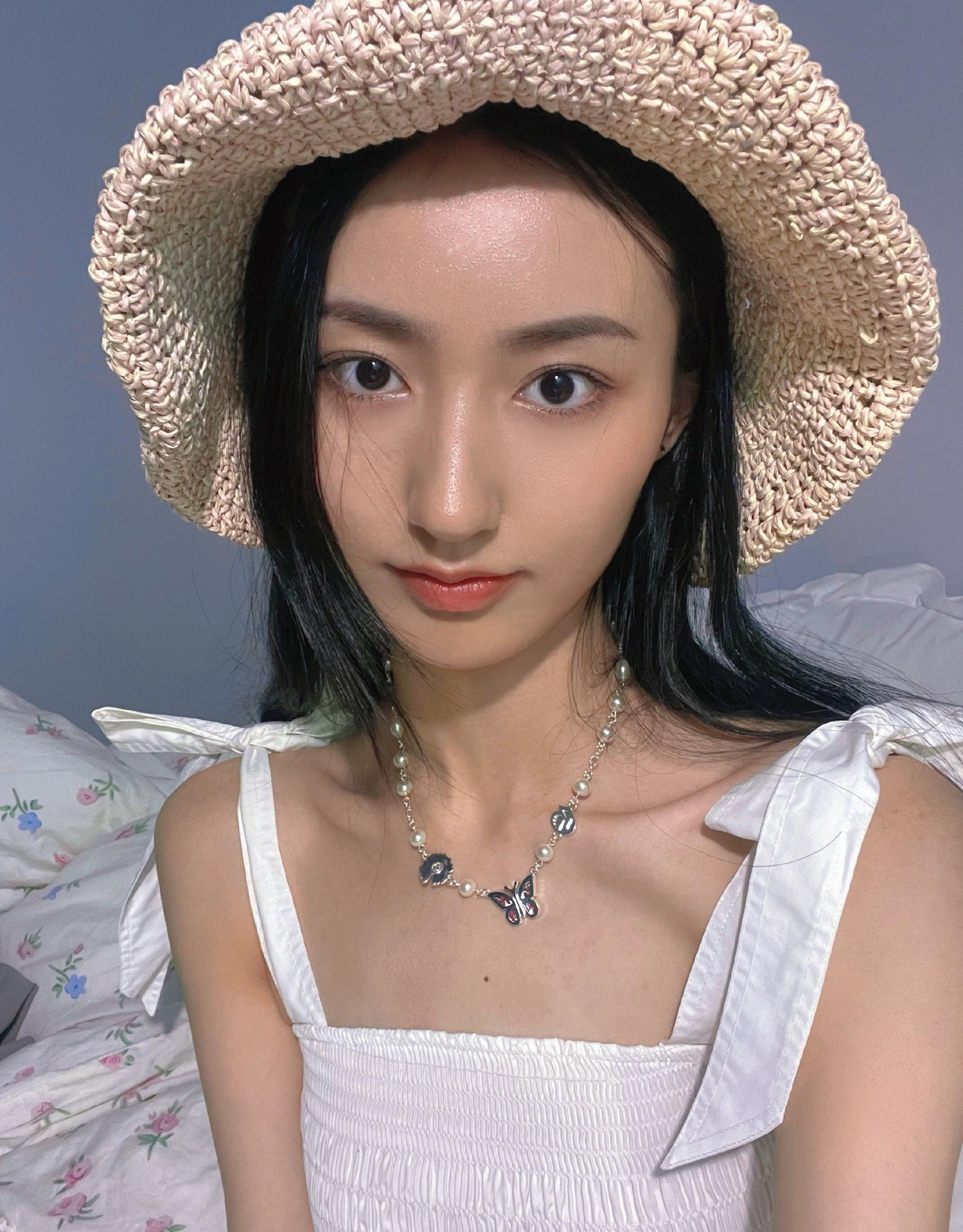 来自东华大学服装表演专业，身高180cm，体重50kg__财经头条