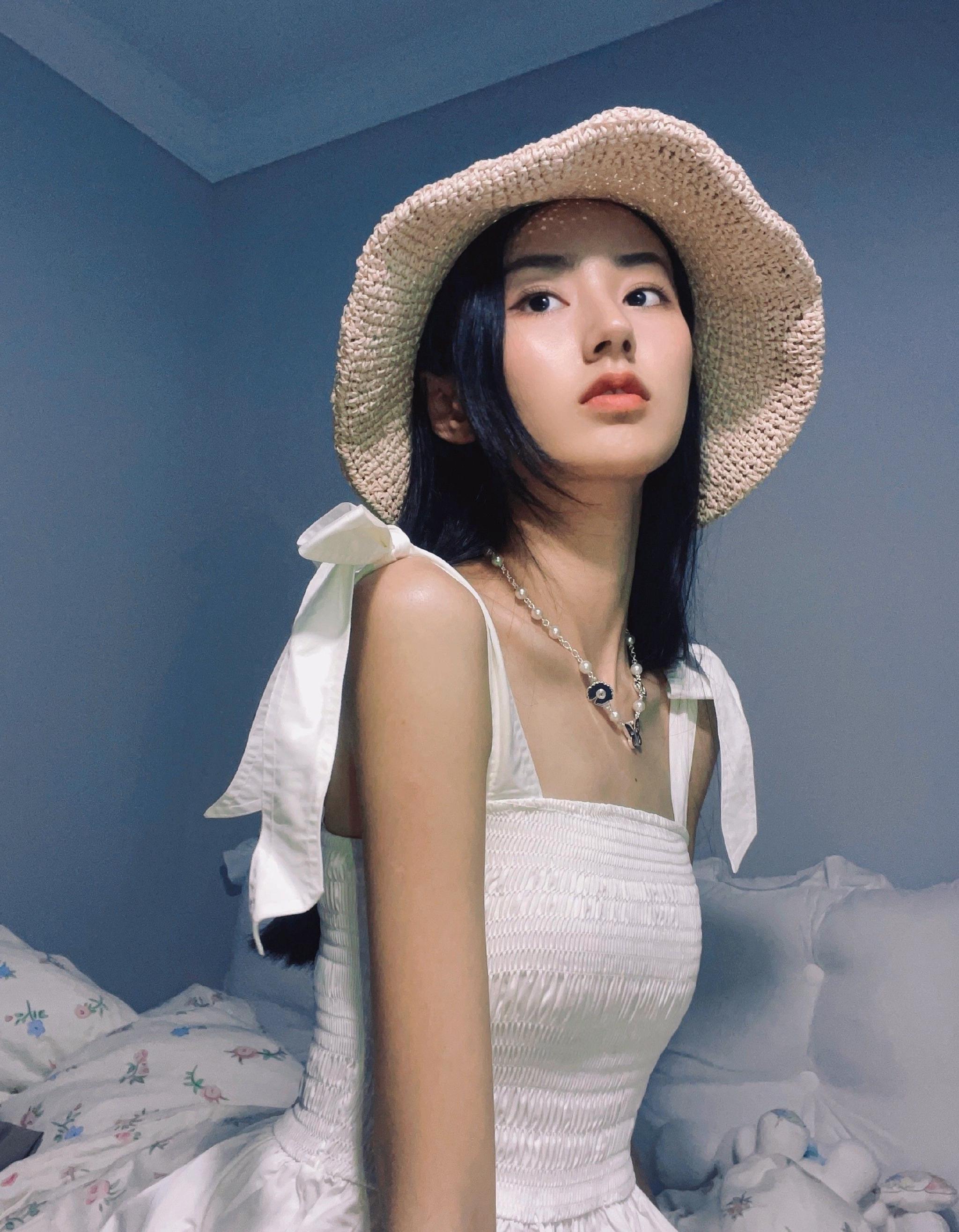 来自东华大学服装表演专业，身高180cm，体重50kg