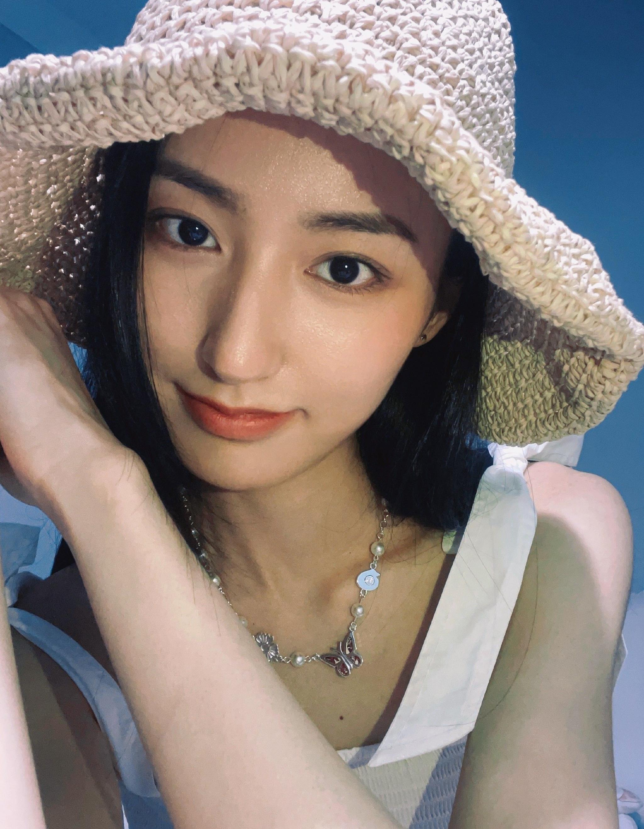 来自东华大学服装表演专业，身高180cm，体重50kg