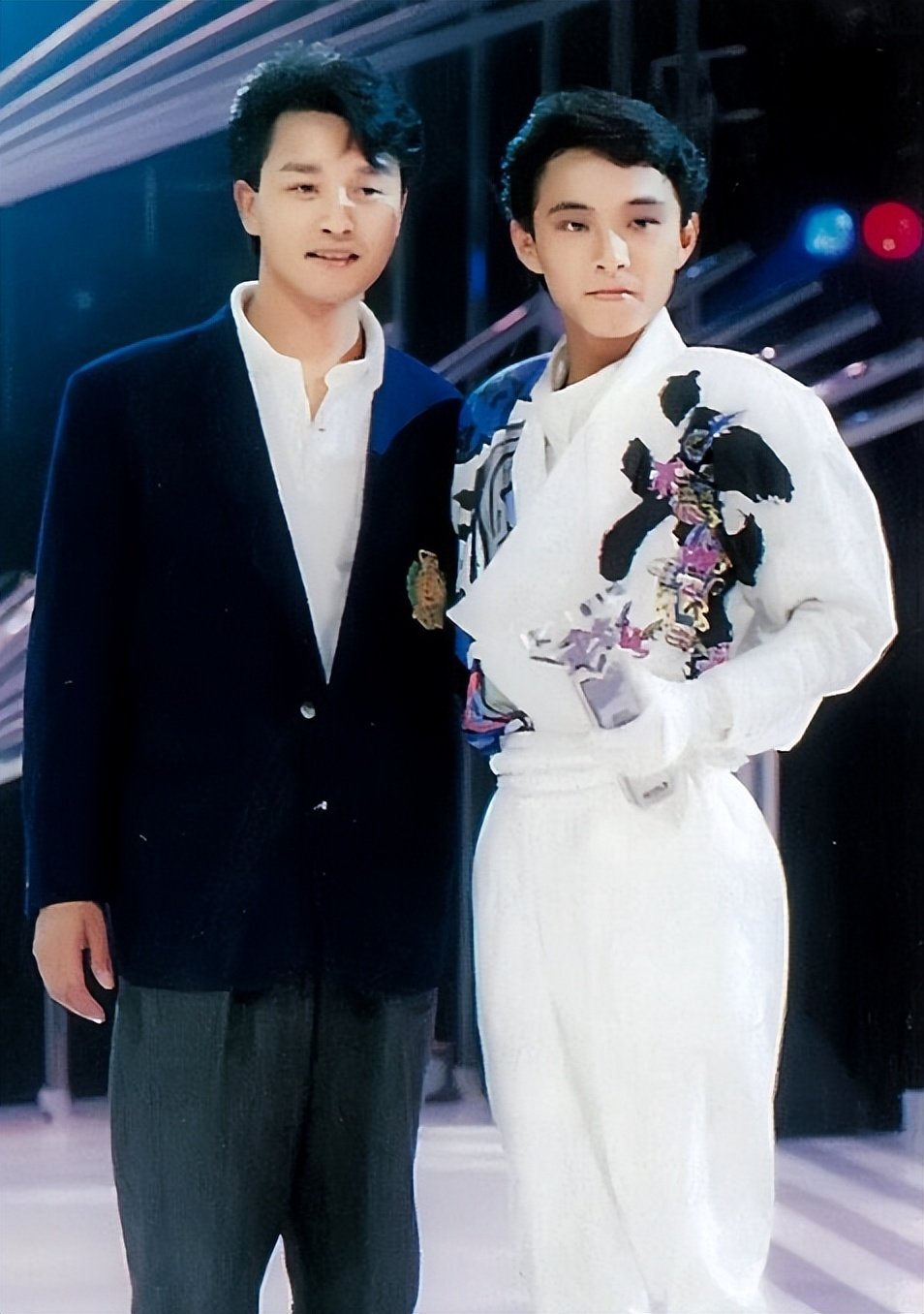 张国荣凭什么被人怀念20年？看看他帮助过多少人，你就明白了