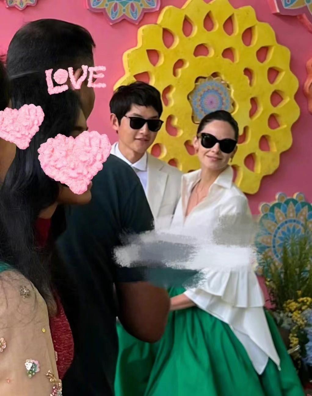 宋仲基和外国妻子最新亮相！电影院约会，她挺大肚身材不像孕妇|宋仲基|凯蒂|妻子_新浪新闻