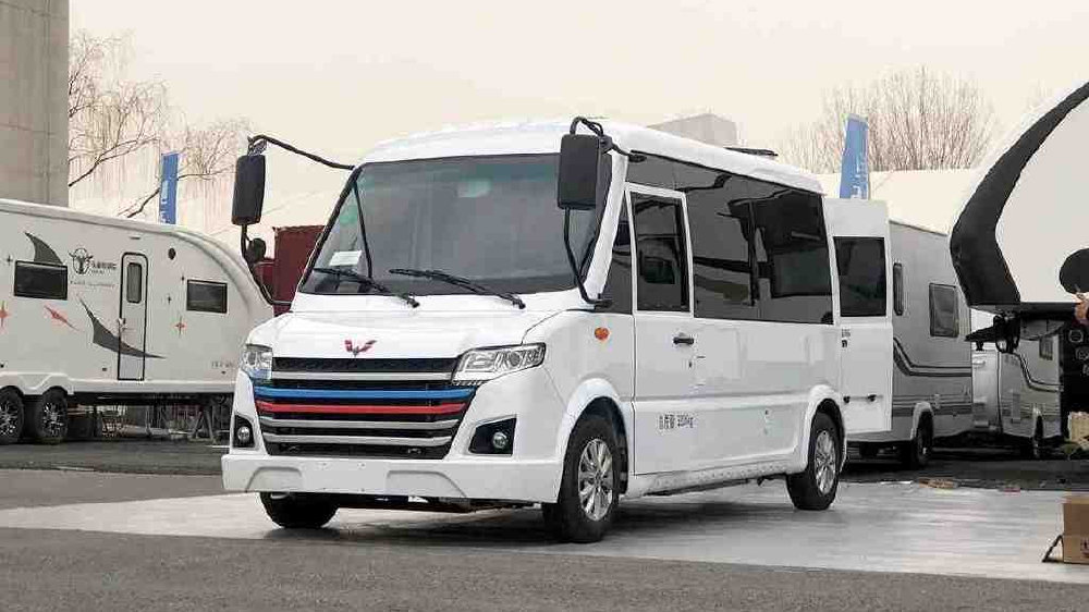 客厅、卧室、厨房、厕所一应俱全，售15.8万，带你看五菱Q500房车-新浪汽车