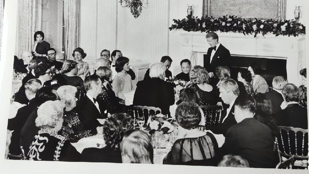 1979年1月底，邓公访问美国，欢迎晚宴上坐在他旁边的竟是杨振宁|卡特|杨振宁|华盛顿_新浪新闻