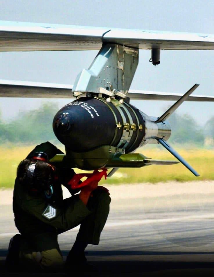巴基斯坦空军JF-17雷电战斗机挂载REK制导滑翔炸弹！