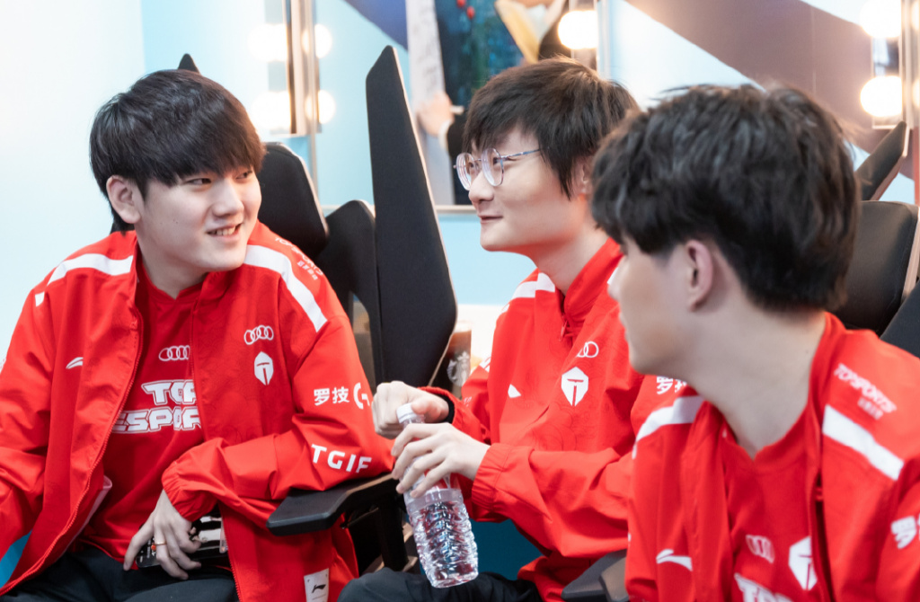 Wayward在偷偷流泪？晴天诺手震撼全场，TES横扫RA|晴天|比赛|职业选手_新浪新闻