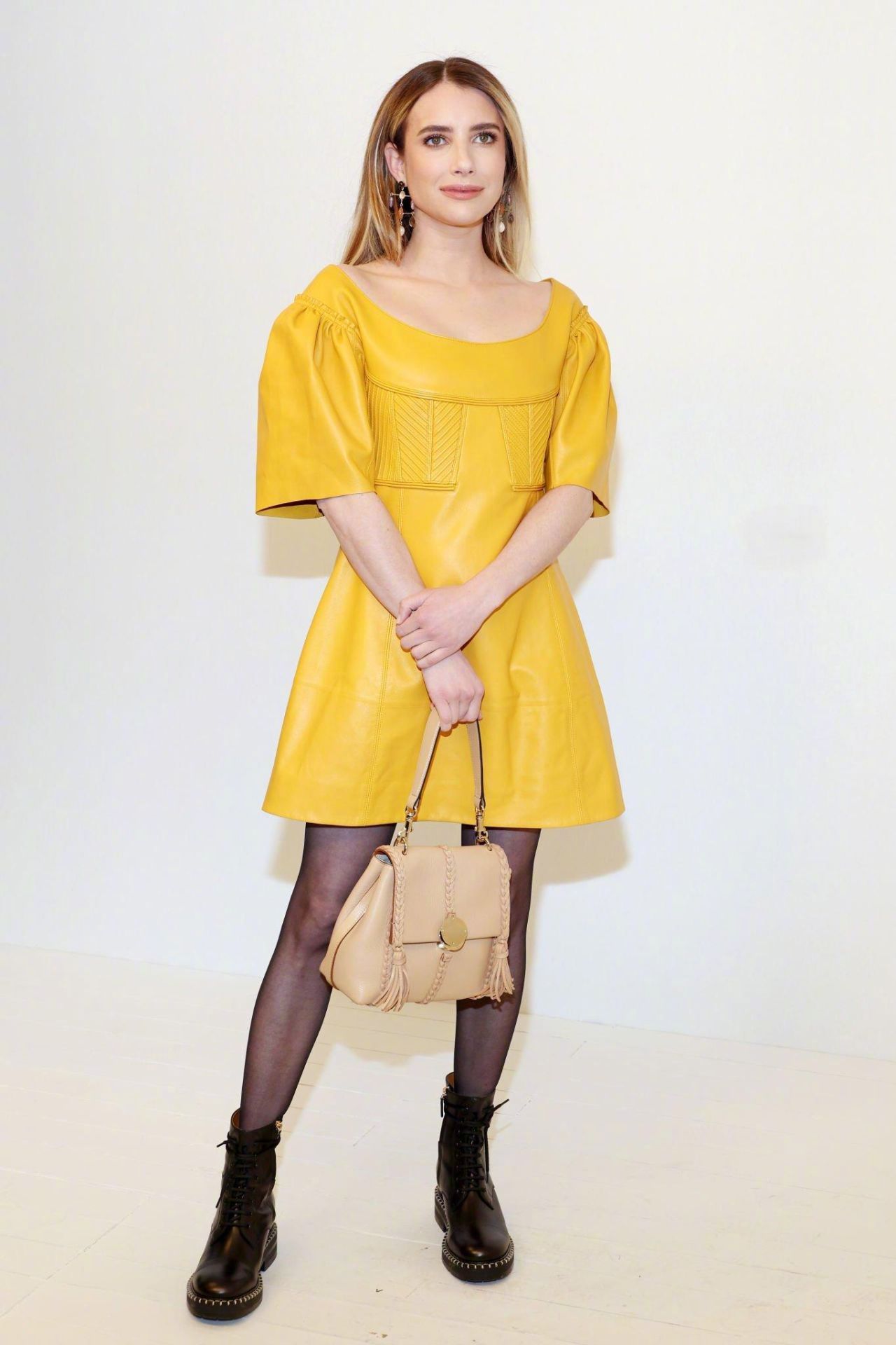 当地时间3月9日，Emma Roberts 在洛杉矶外出度的街拍……__财经头条