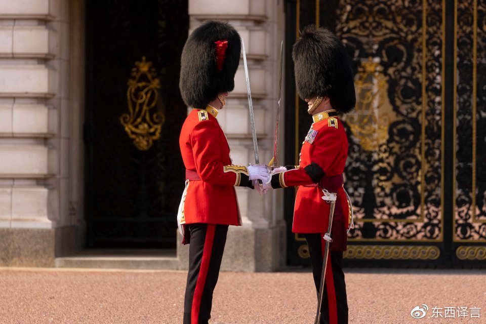 英国国王的皇家卫兵，住在猪狗不如的环境，年薪仅19万__财经头条