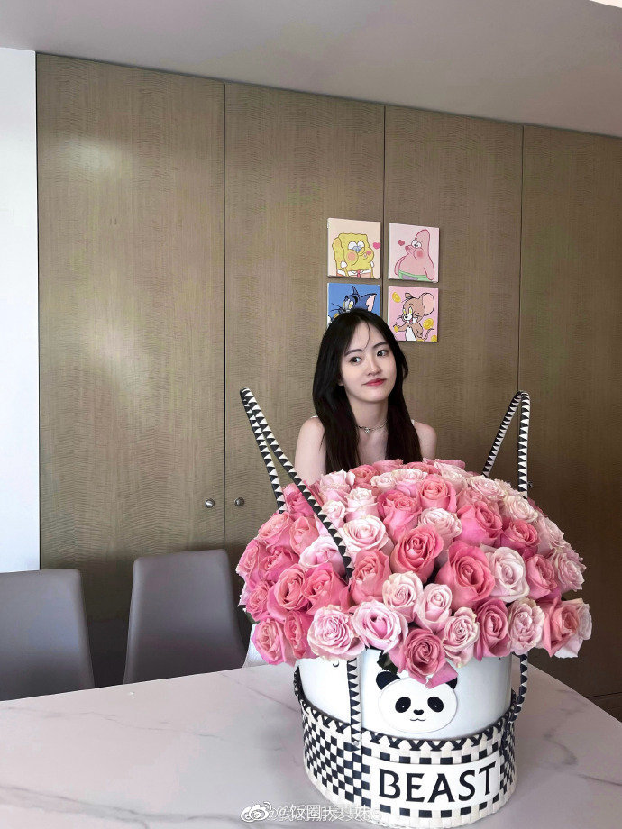 TES下路选手JackeyLove女友今日在社交媒体上晒出JKL送的玫瑰花__财经头条