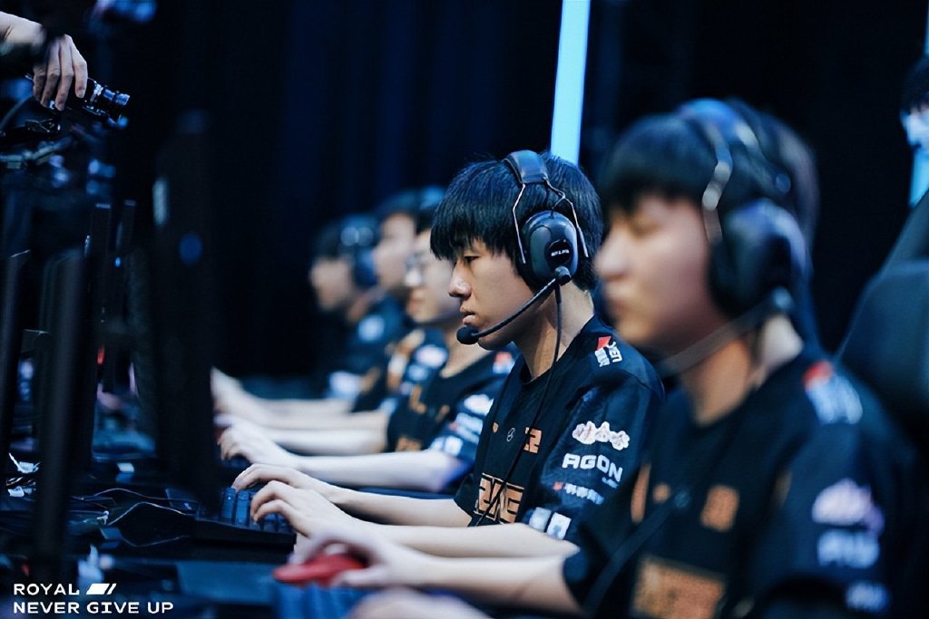 RNG惨遭LNG海报嘲讽？“皇帝的新衣”真实伤害拉满！