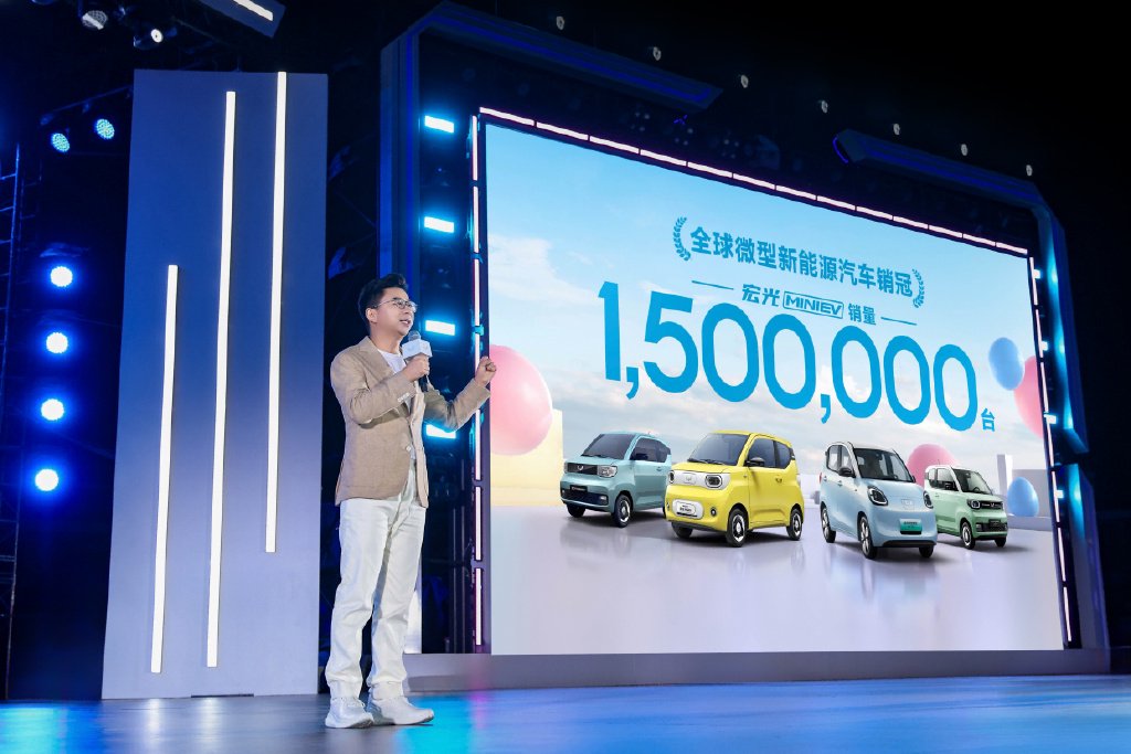售价4.48万元起，宏光MINIEV四门版上市开启代步车2.0时代！-新浪汽车