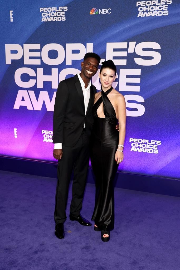 盖茨20岁女儿和黑人男友情人节撒狗粮！男友咧着大嘴笑，千金真美