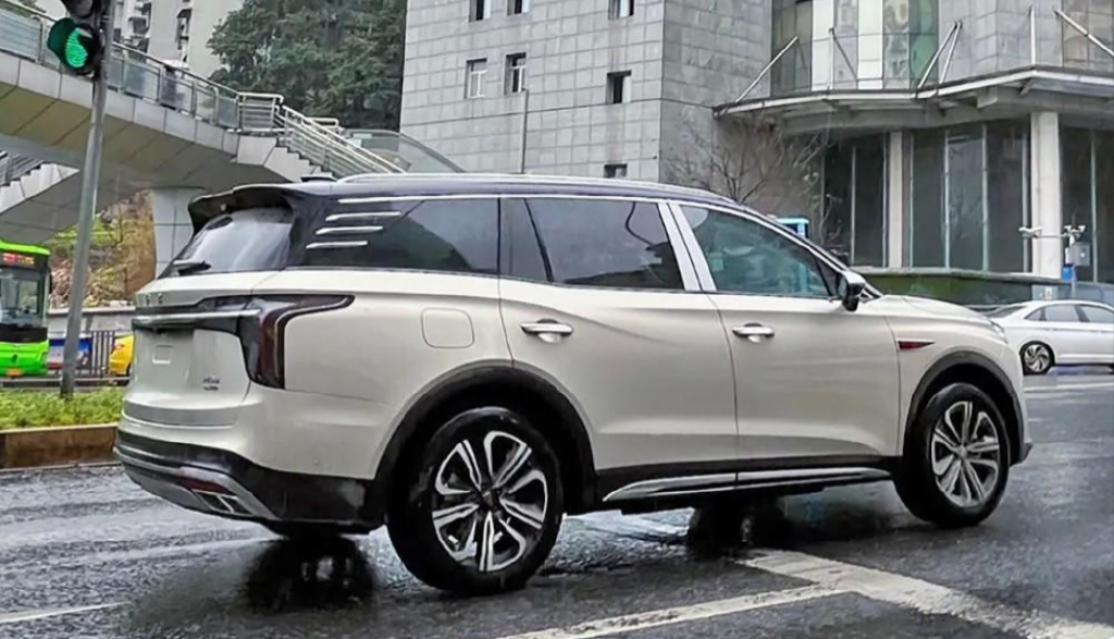 红旗HS6实车路试，劳斯莱斯前脸，妥妥的越野版红旗H9__财经头条