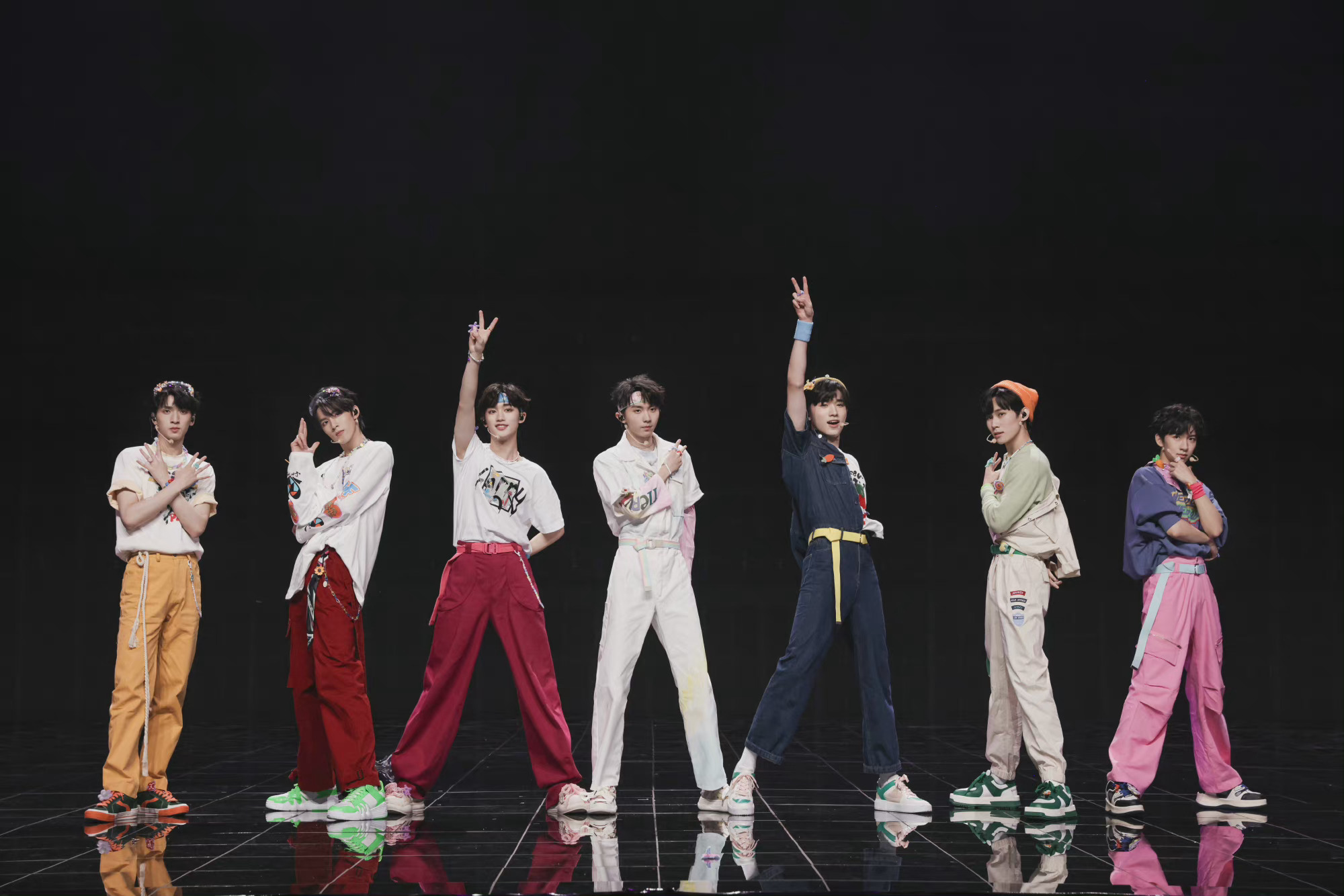 时代少年团秋天第一张合照来啦 马嘉祺 丁程鑫 宋亚轩 刘耀文……