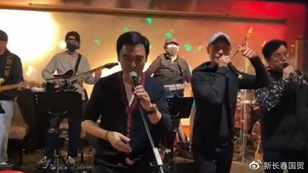 资深男星庆70岁生日，张学友为他唱生日歌，关之琳刘嘉玲同台现身|钟镇涛|张学友|关之琳_新浪新闻