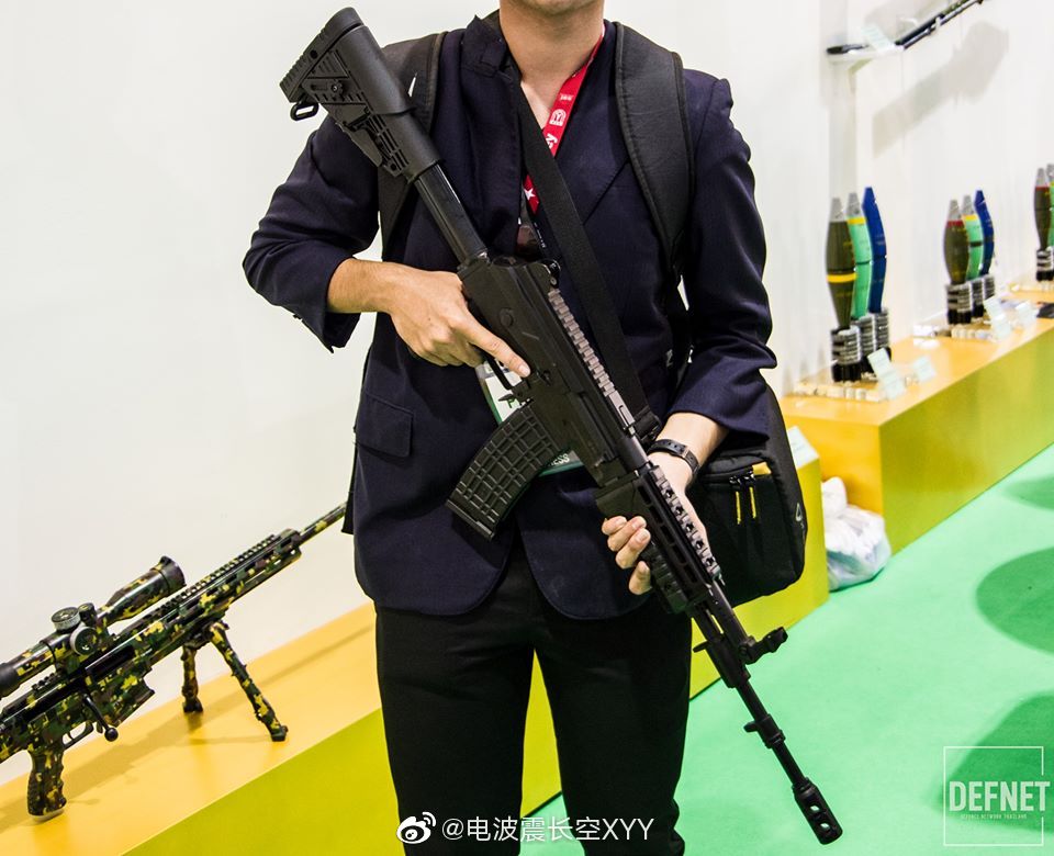 缅甸自研的MA3 MK2步枪，口径5.56m，采用伸缩枪托