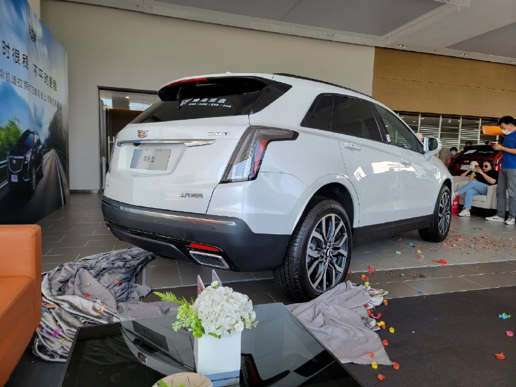 到店实拍凯迪拉克XT5蜂鸟版，底盘新增电子实时阻尼可调悬挂__财经头条