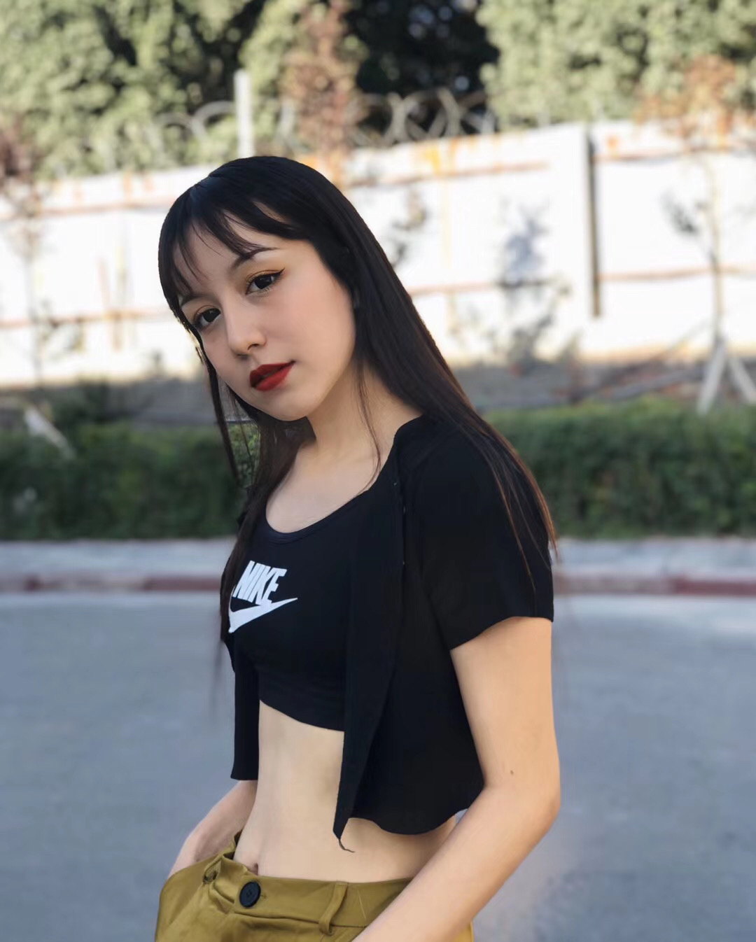 新疆维吾尔族小姐姐，身高170cm，体重48kg，喜欢交朋友