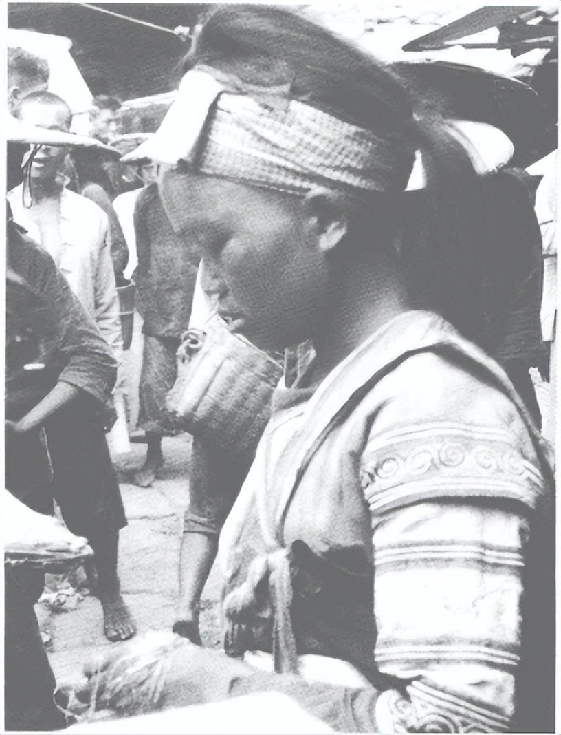 老照片：三十年代云南少数民族美女，傈僳族女子穿着朴素但颜值高