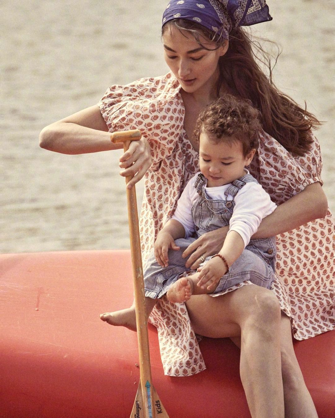 巴西超模布鲁娜·特诺里奥Bruna Tenorio 和她的小卷毛儿子……__财经头条