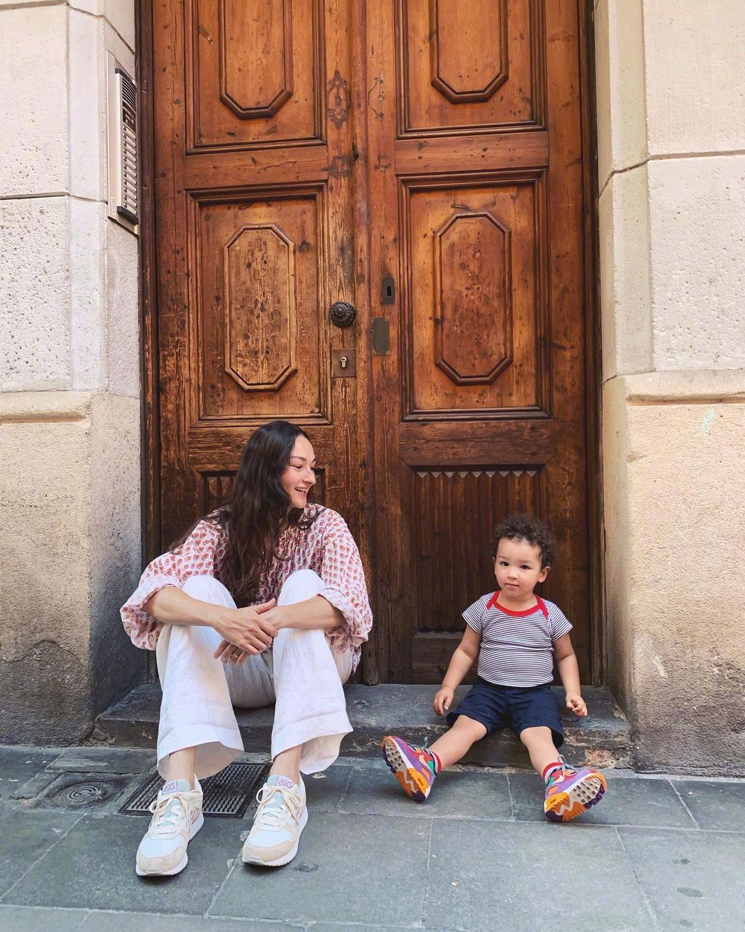 巴西超模布鲁娜·特诺里奥Bruna Tenorio 和她的小卷毛儿子……__财经头条