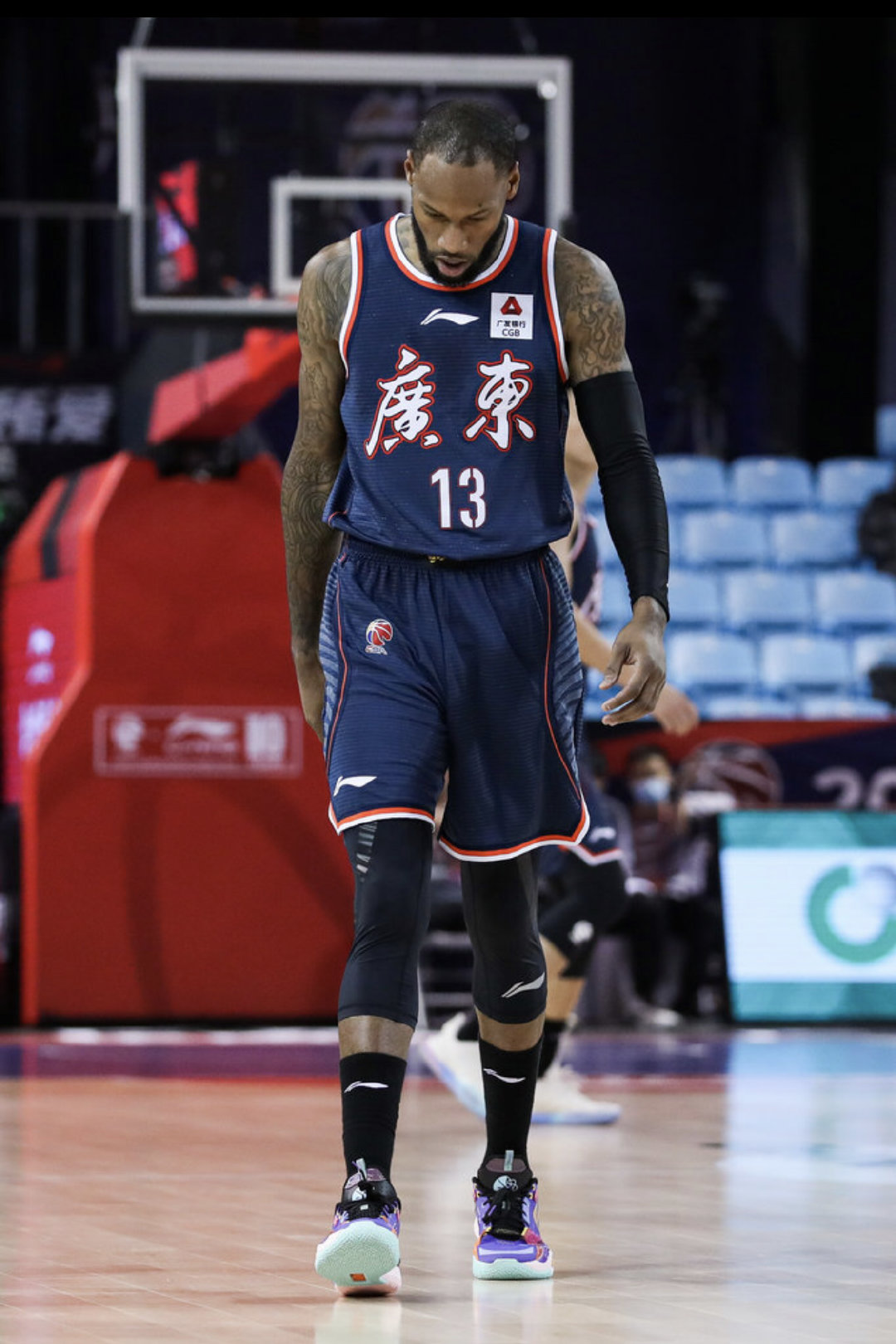Sonny Weems 在第十五轮的CBA比赛中上脚韦德全城10。__财经头条