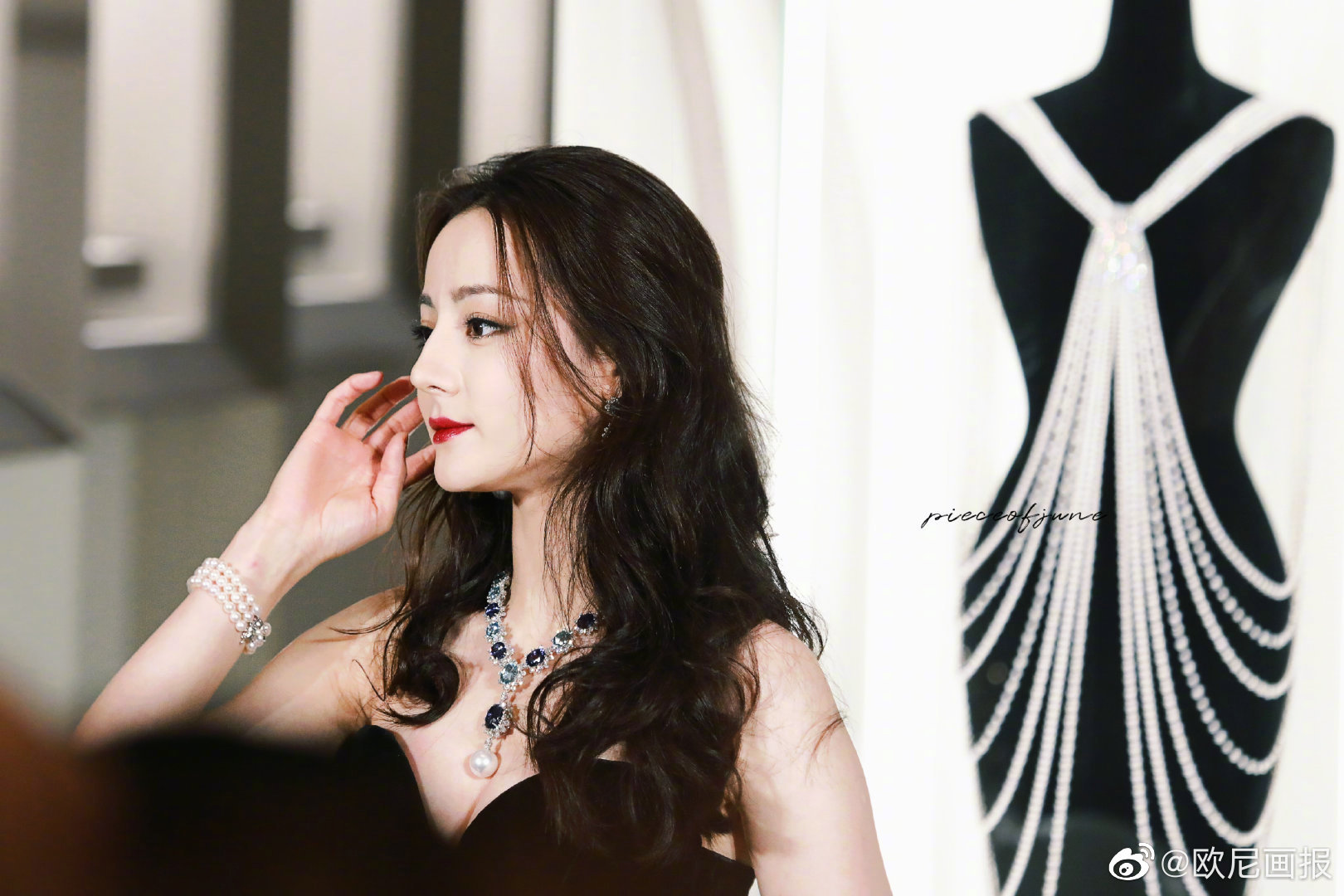 ｜一则私服分享 复古珠宝点缀黑色排扣长裙