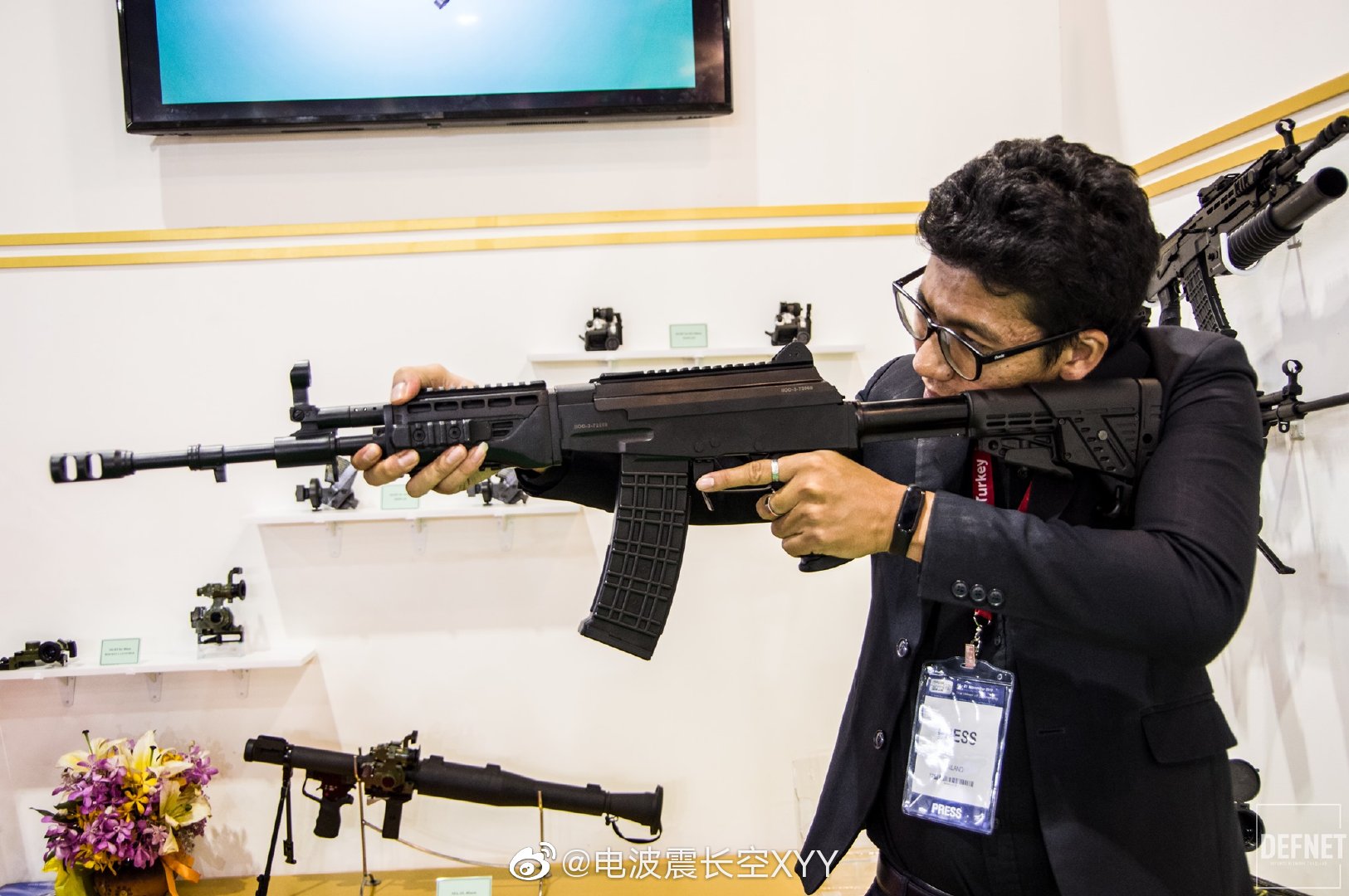 缅甸自研的MA3 MK2步枪，口径5.56m，采用伸缩枪托