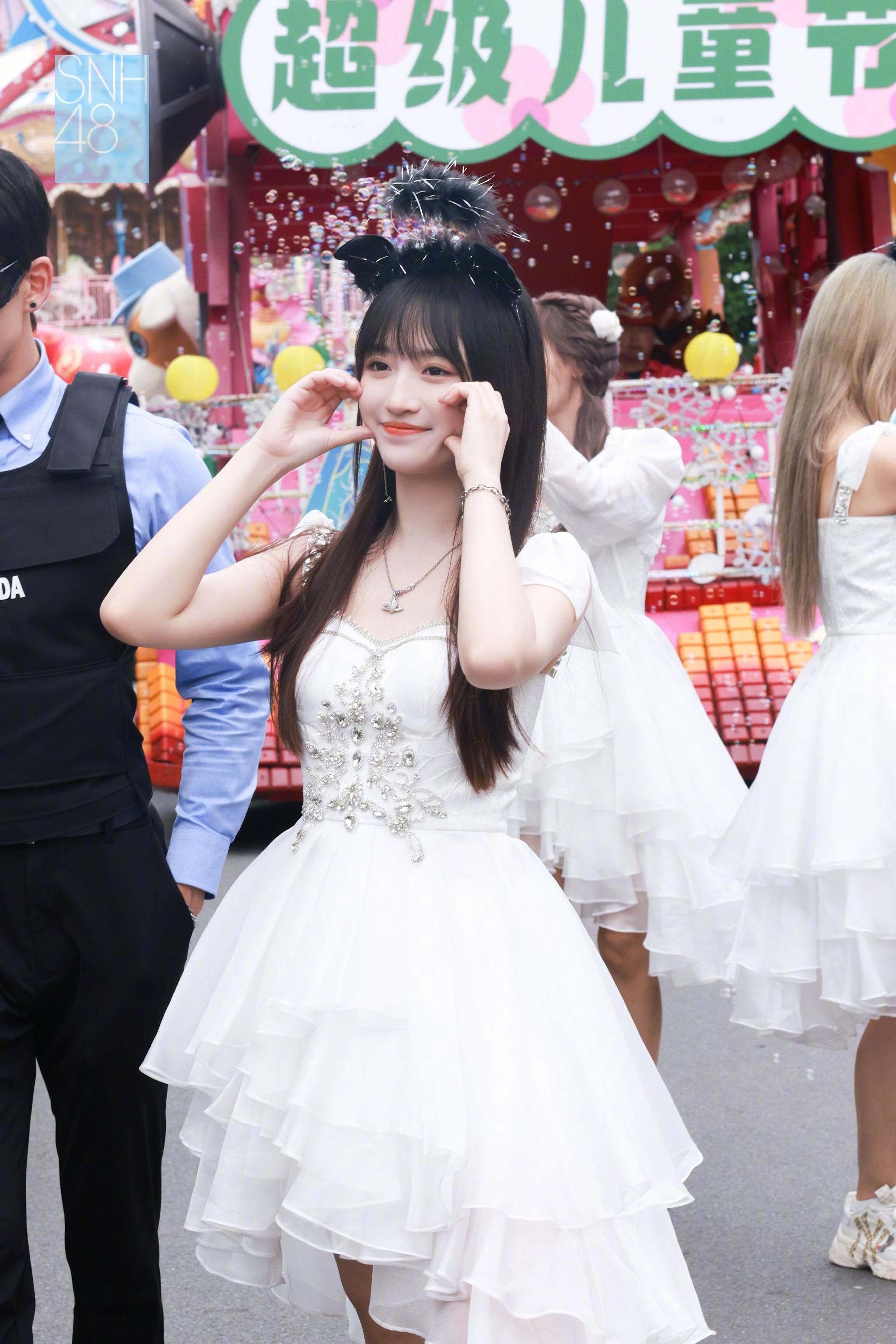 520丝芭家族“心动告白季” 专属花车巡游 搭乘梦幻花车……__财经头条