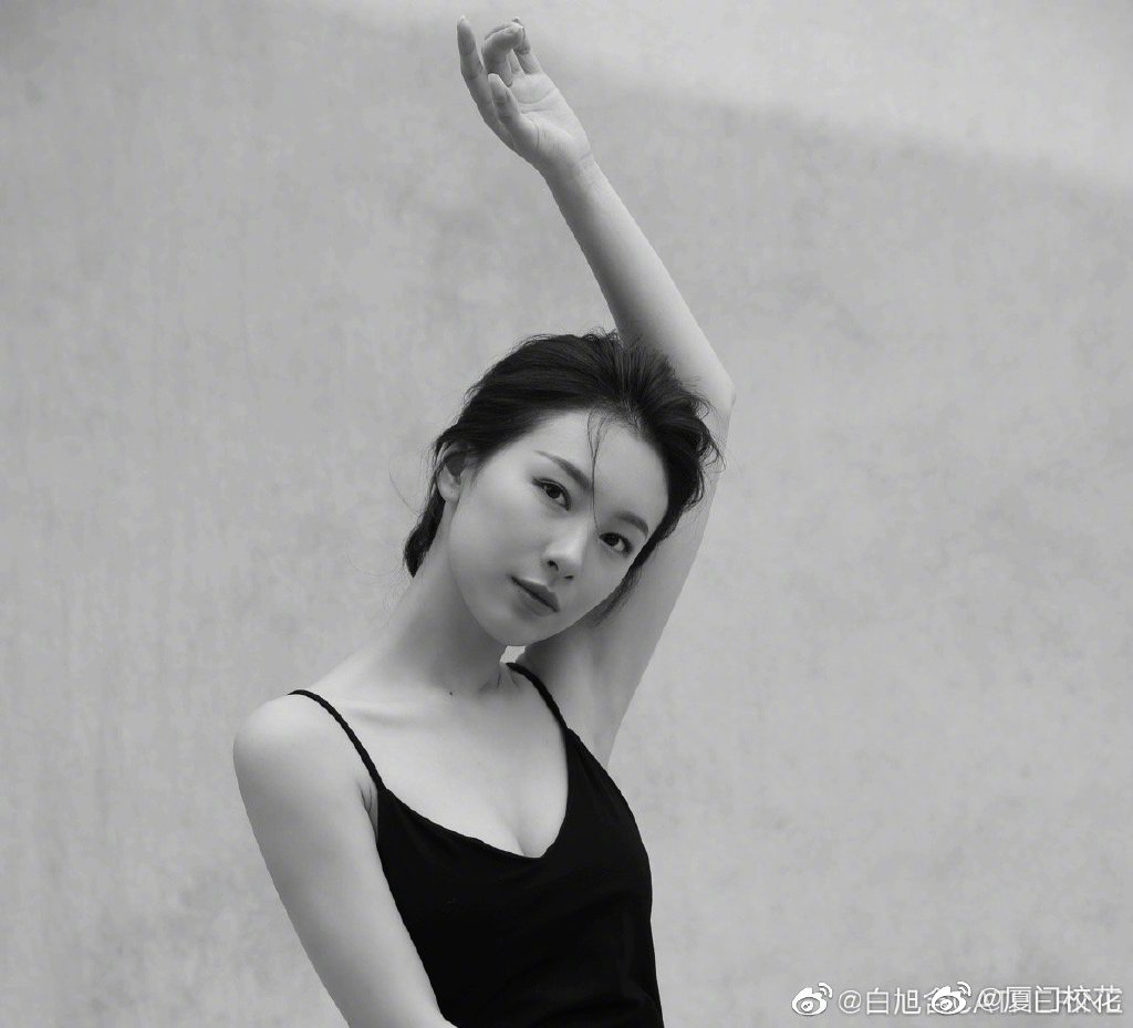 她叫白旭含，98年，就读于中国传媒大学，身高166cm……