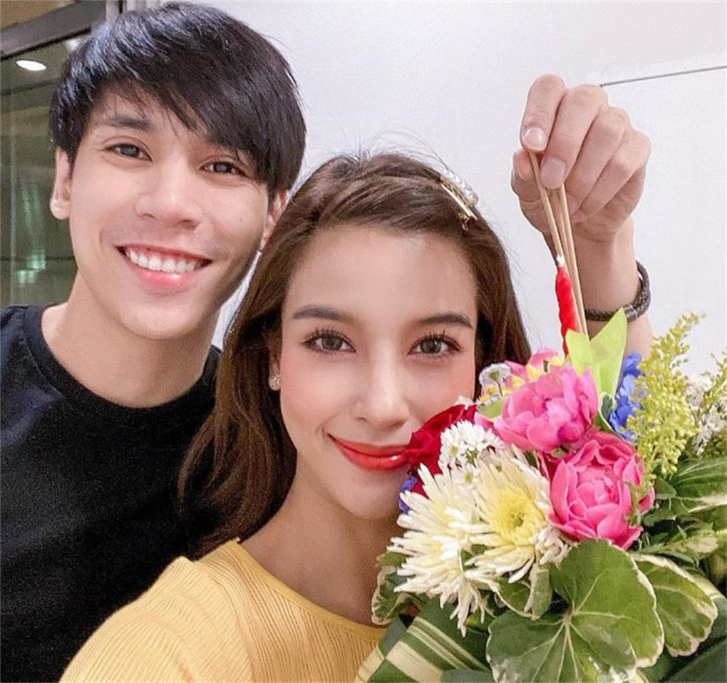 泰娱情侣Vill和Jes交往3年，女方被妈妈催婚，但男方并不着急结婚__财经头条