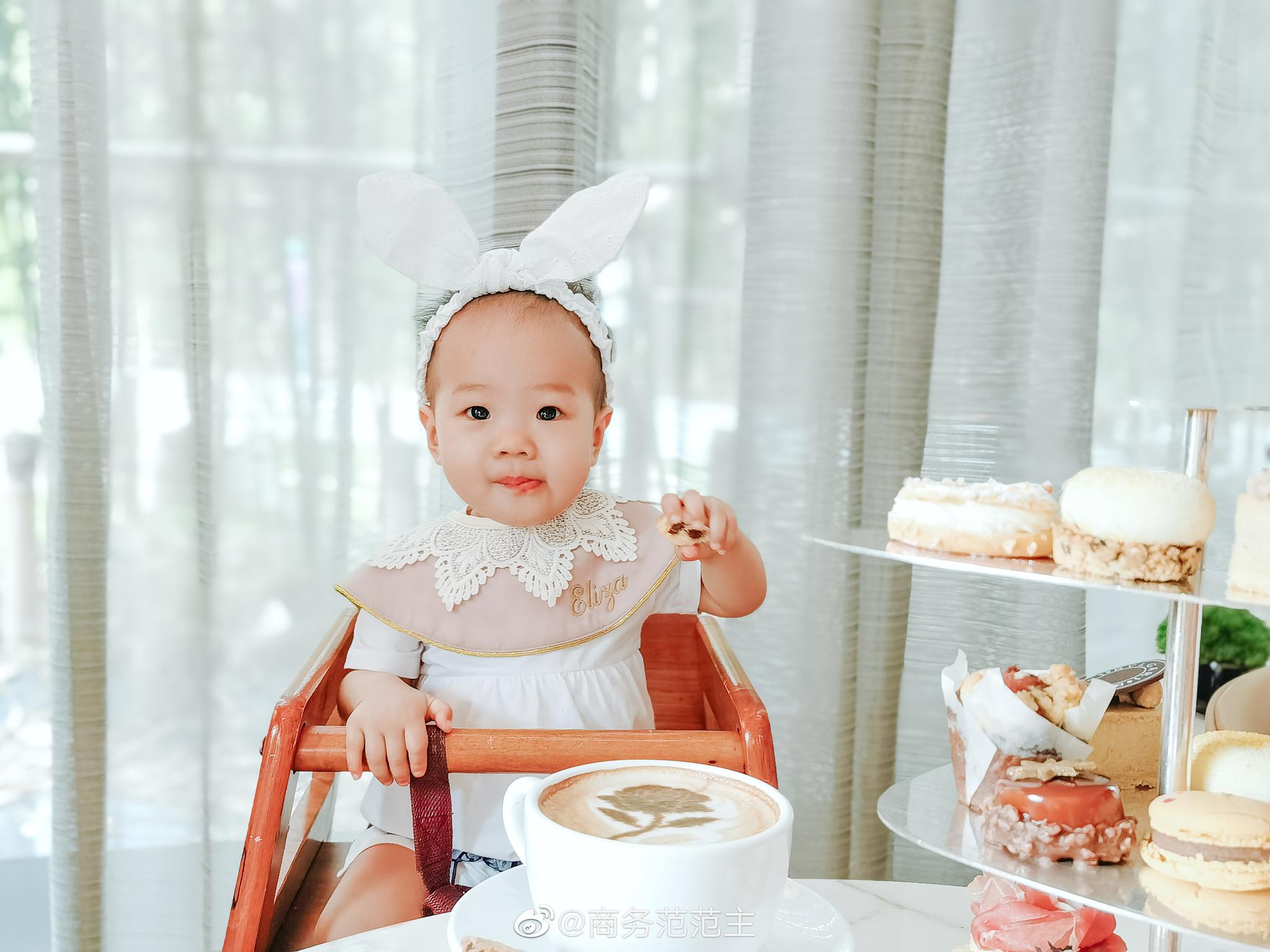 咩咩人生第一次下午茶，完全可以凑一组表情包了……