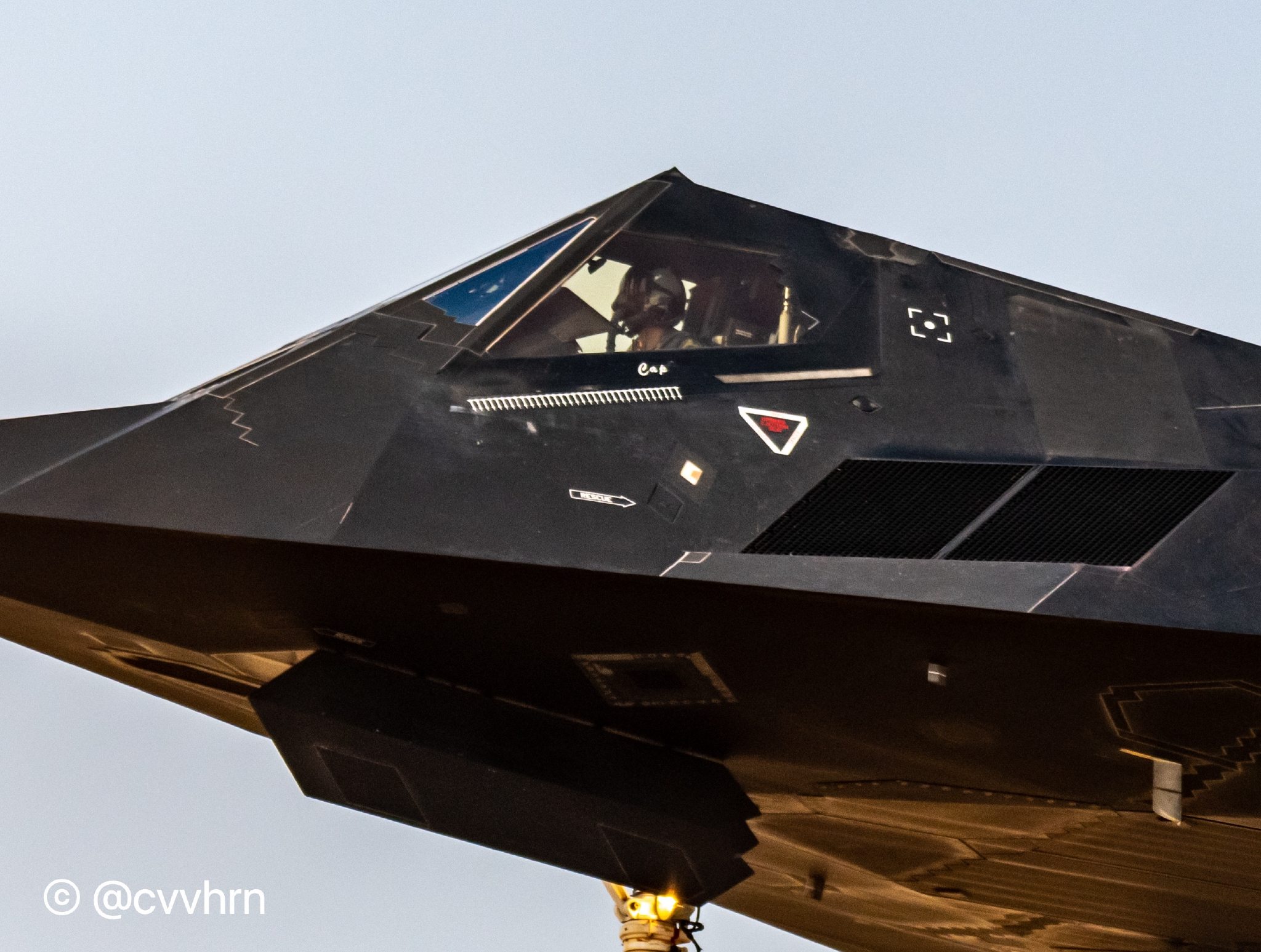 F-117侧面、尾部和机头细节图__财经头条