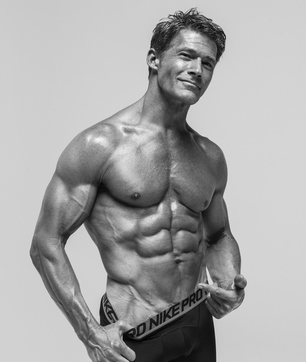 90年代VALENTINO广告男模Gregg Avedon，今年54岁了。__财经头条