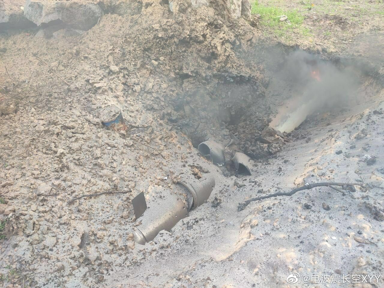 一枚乌军海马斯火箭炮发射的M31卫星制导火箭弹砸在了地面__财经头条