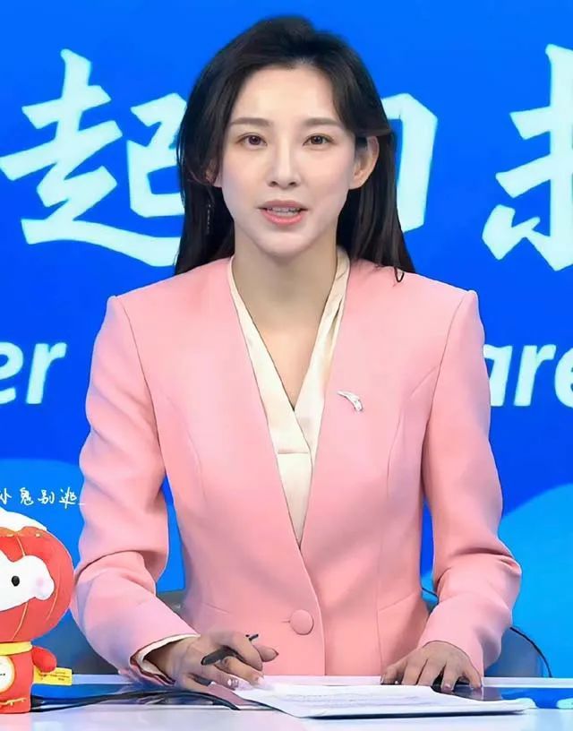 马凡舒出现了，被赞最美主持人，是美貌与智慧并存的足球女神|央视|马凡舒|主持人_新浪新闻